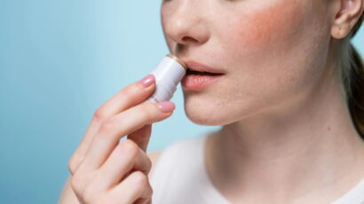 Vos lèvres sont sèches à cause du froid ? Une dermatologue dévoile les ...