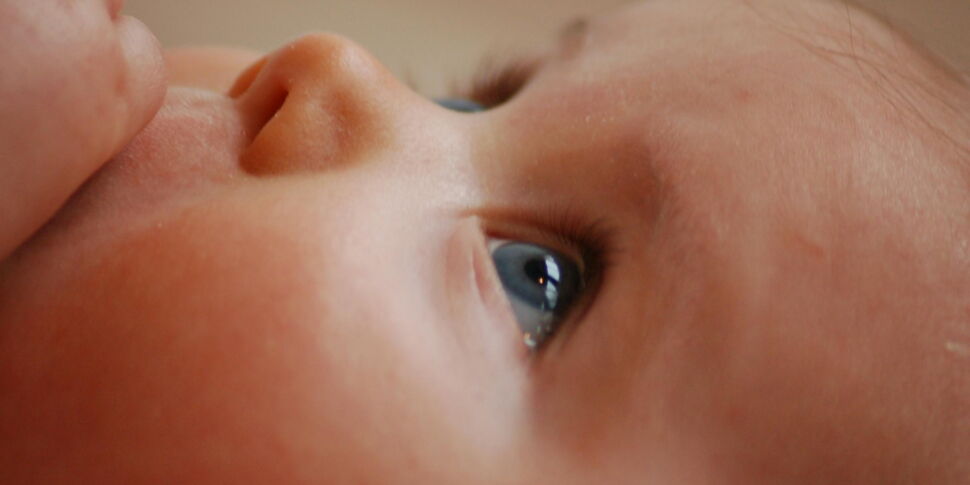Couleur des yeux de bébé : comment évolue-t-elle, quand est-elle ...