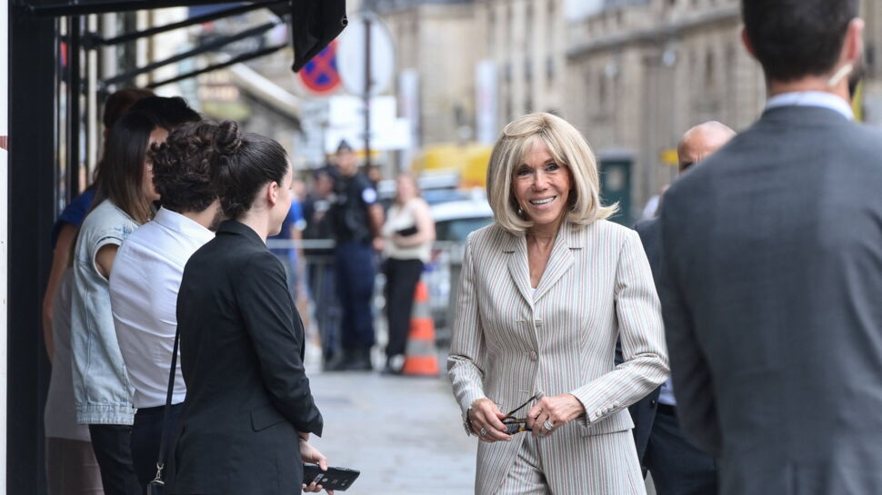 Brigitte Macron très élégante en tailleur-pantalon à rayures et ...