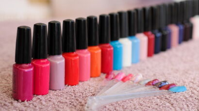Boston University red nails : découvrez LA couleur de vernis la plus ...
