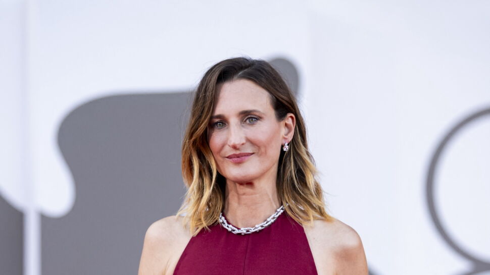 Camille Cottin majestueuse, elle opte pour une robe dans la couleur la ...