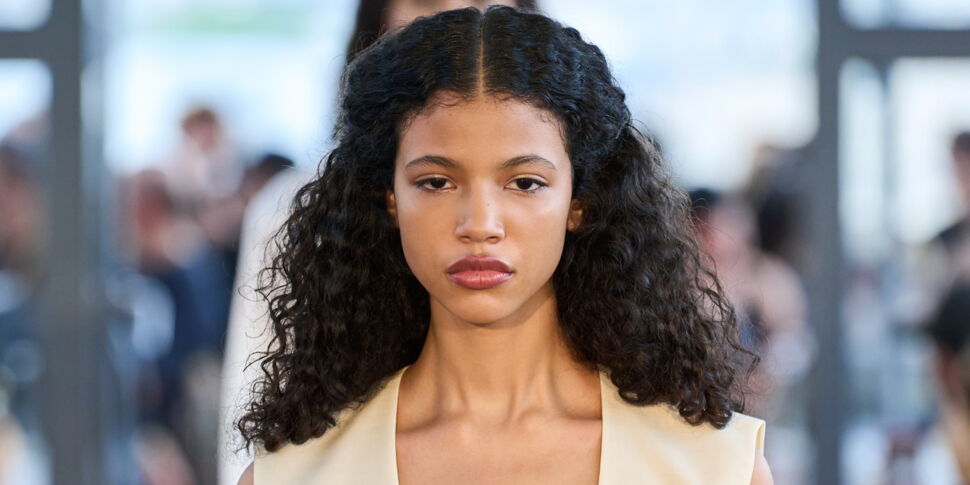 7 idées de coiffures pour cheveux bouclés à tester absolument : Femme ...