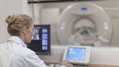 Scanner abdomino-pelvien : indications et déroulement de cet examen ...