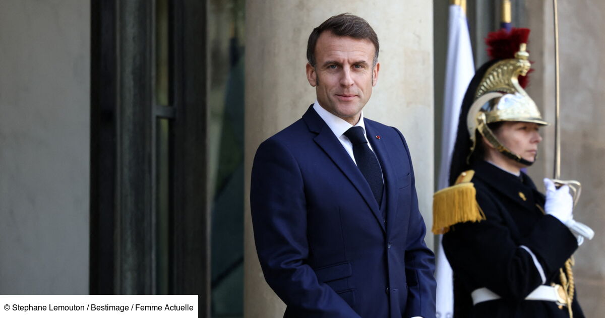 Dans son avion, Emmanuel Macron se filme en sweat à capuche, écharpe et ...