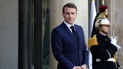 Dans son avion, Emmanuel Macron se filme en sweat à capuche, écharpe et ...