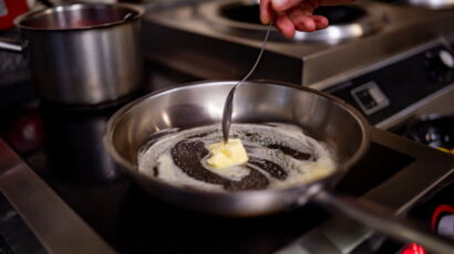 Comment éviter que les aliments collent à la poêle ? : Femme Actuelle ...