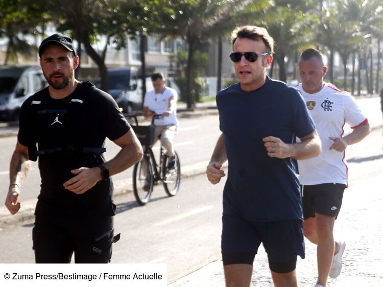 En short de sport, baskets et lunettes de soleil, Emmanuel Macron fait ...