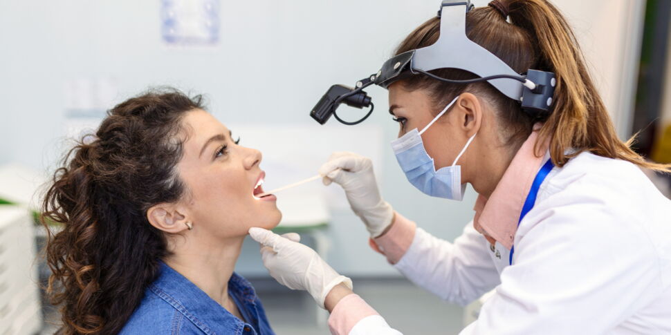 Cancer de la bouche : symptômes, stades, types et traitements : Femme ...