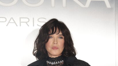 Isabelle Adjani craque pour une nouvelle coiffure extra lisse - elle ...