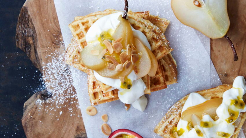 La recette des gaufres aux poires pochées, crème vanillée et fruits de ...