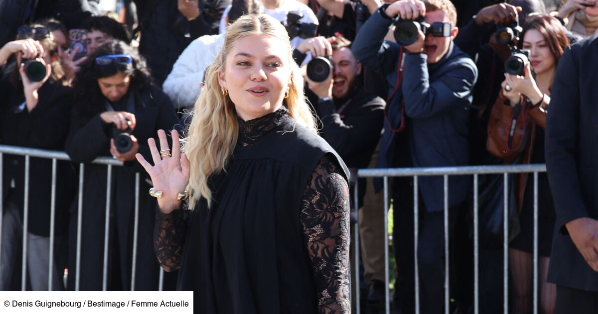Louane prend la pose dans une robe noire en dentelle romantique, pour ...