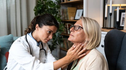 Cancer de la gencive : quels sont les premiers signes ? : Femme ...