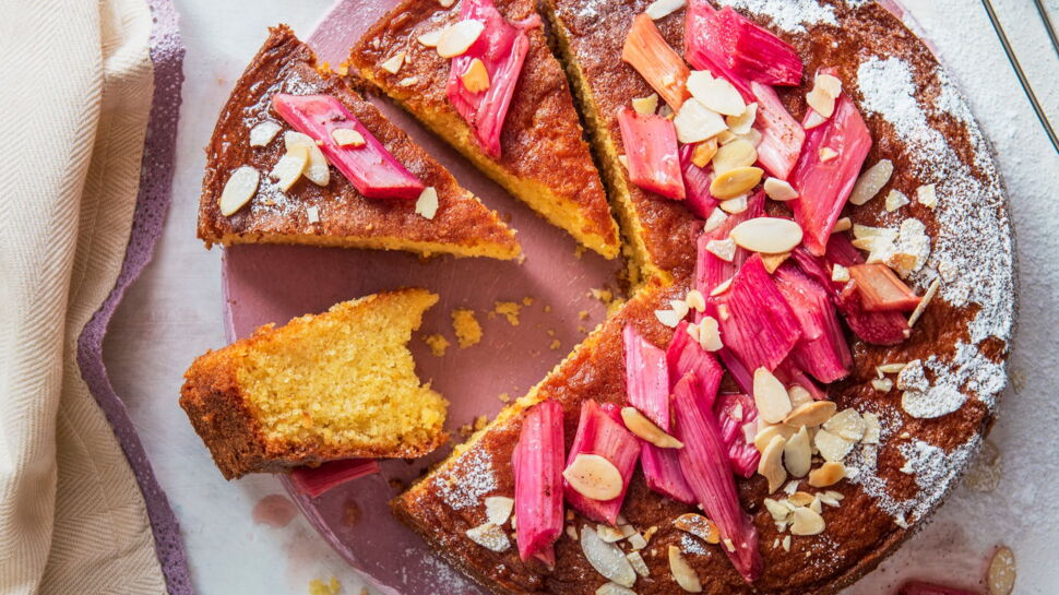 Gâteau aux amandes et rhubarbe pochée facile : découvrez les recettes ...