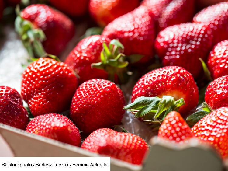 Couper la partie moisie d’une fraise et manger le reste, bonne ou ...