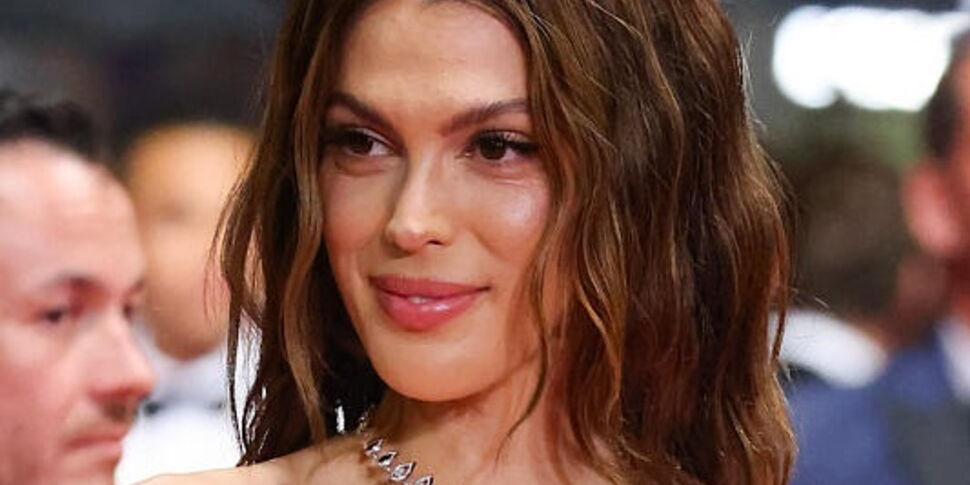 Iris Mittenaere, éblouissante dans une robe transparente perlée de strass, défile sur le tapis ...