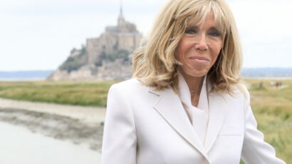 Brigitte Macron sublime : elle adopte l’imprimé et la couleur les plus ...