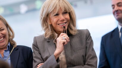 Brigitte Macron sublime : elle adopte l’imprimé et la couleur les plus ...