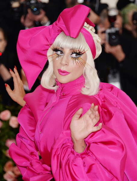 Lady Gaga crée le buzz au MET Gala 2019 : elle finit par un strip-tease ...