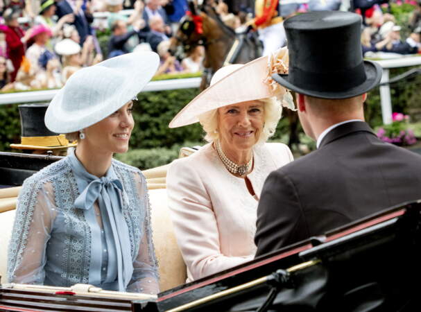 Kate Middleton, craquante dans une robe bleu transparente pour le Royal ...