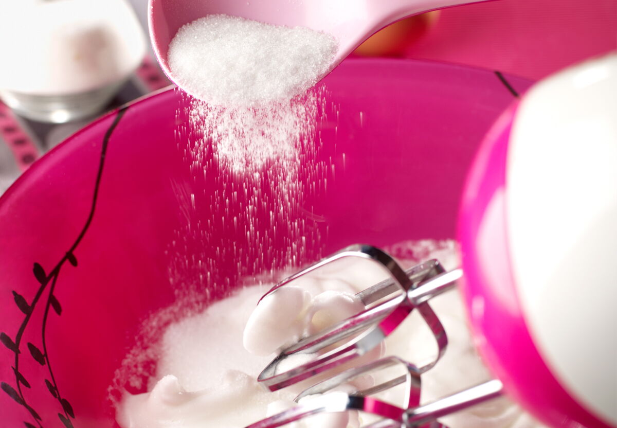 La dacquoise aux fruits rouges pas-à-pas - Femme Actuelle