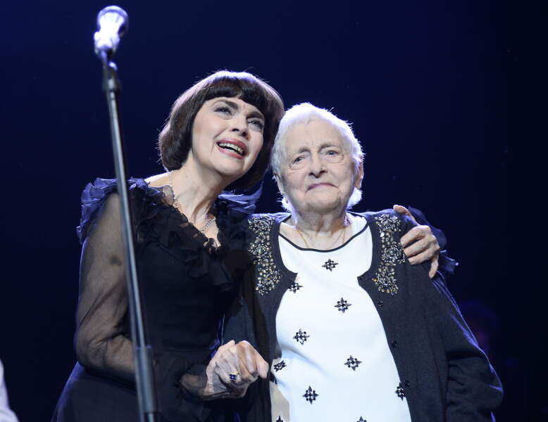 Mireille Mathieu : bien entourée pour les obsèques de sa maman à ...