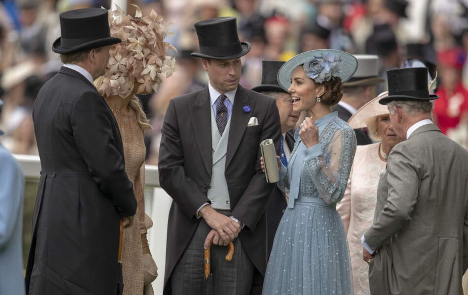 Kate Middleton, craquante dans une robe bleu transparente pour le Royal ...