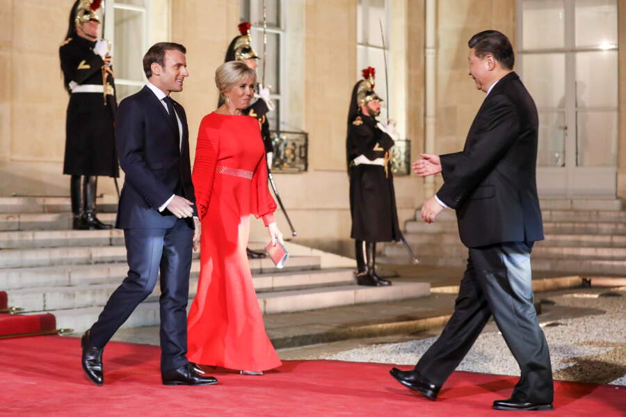 Brigitte Macron ultra-chic et glamour en robe longue rouge et fendue ...