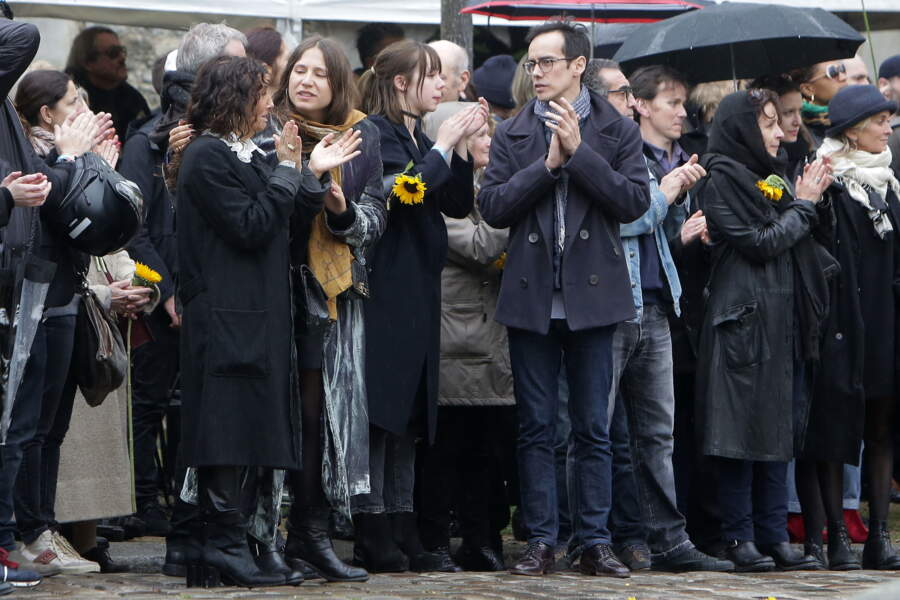 Obsèques de Jacques Higelin : ses trois enfants, très émus, lui rendent ...