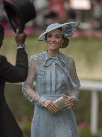 Kate Middleton, craquante dans une robe bleu transparente pour le Royal ...