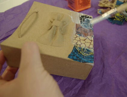 Réalisez une boîte cadeau en Décopatch : Femme Actuelle Le MAG