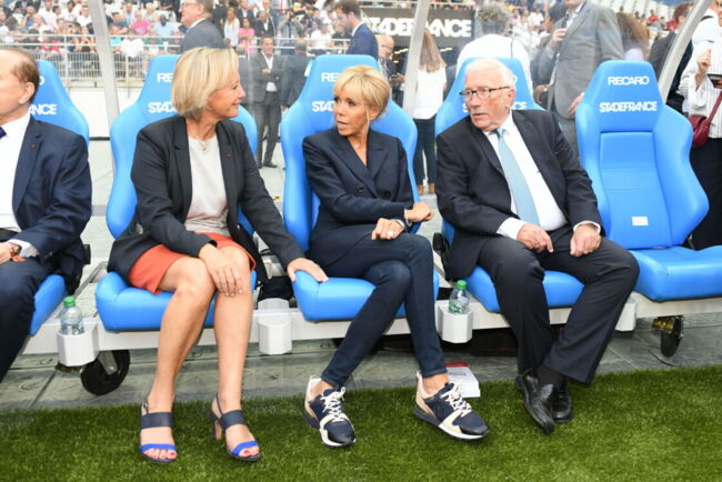 Photos - Brigitte Macron, de nouveau avec ses baskets fétiches aux ...
