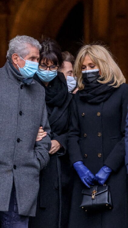 Brigitte Macron fan de la nouvelle forme de sac qui fait fureur (canon ...