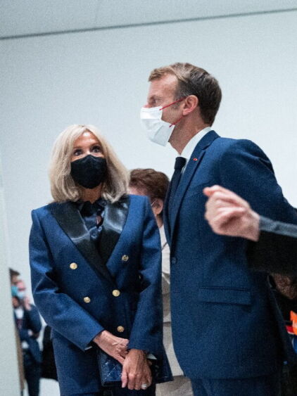 Brigitte Macron divine en tailleur-pantalon et talons aiguilles, elle ...