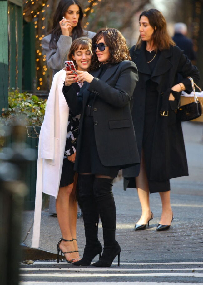 Isabelle Adjani : chic et glamour en total look noir avec robe courte ...
