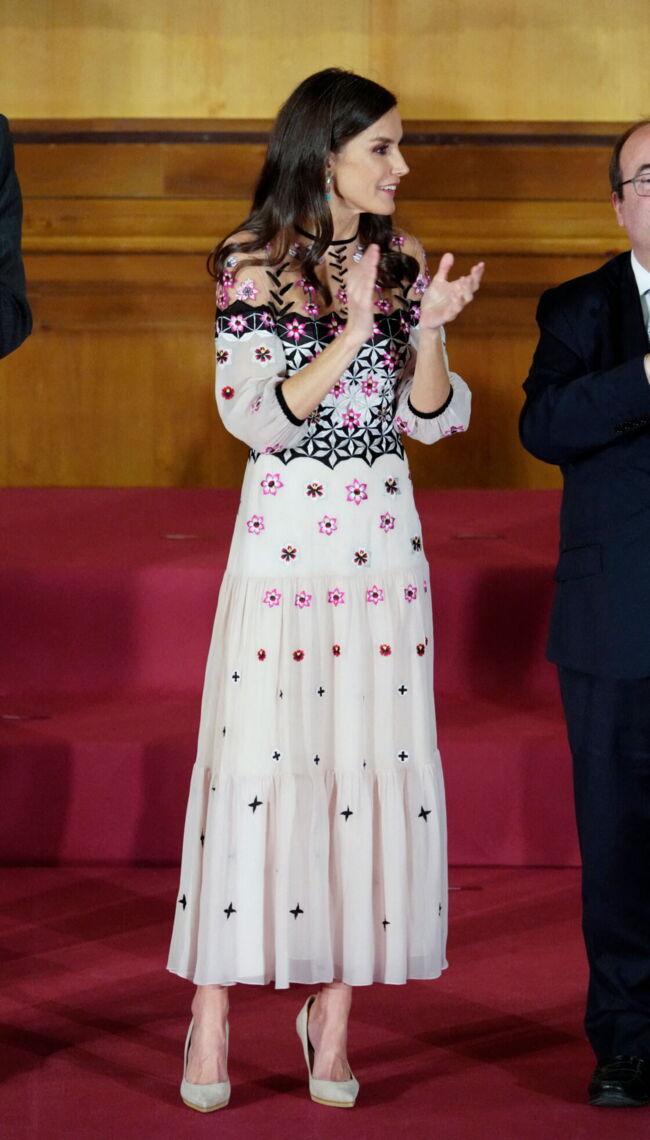Letizia d’Espagne adopte un superbe look printanier en robe brodée à ...