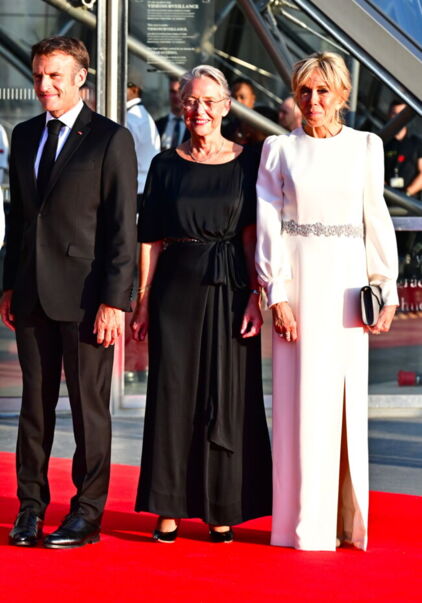 Brigitte Macron à couper le souffle en robe blanche largement fendue et ...