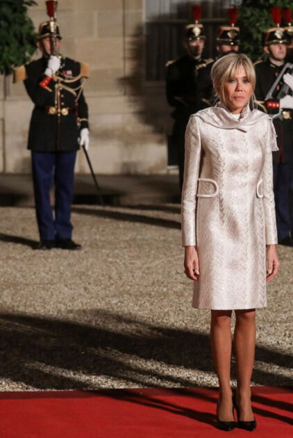 Brigitte Macron sublime en robe courte métallisée, foulard Louis ...