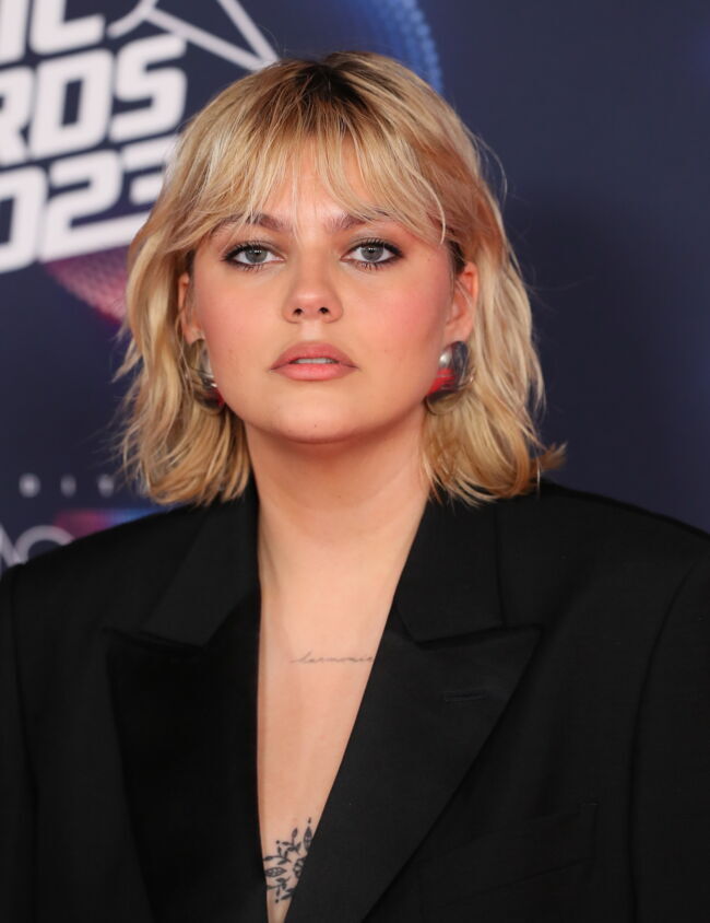 Louane opte pour une nouvelle coupe de cheveux super tendance : Femme ...