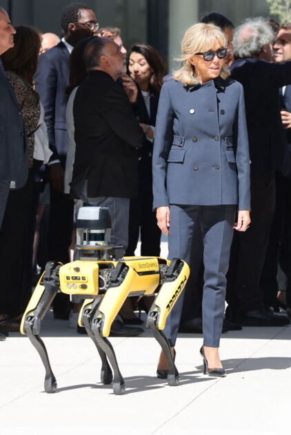 Brigitte Macron superbe et élégante en costume bleu et lunettes de ...