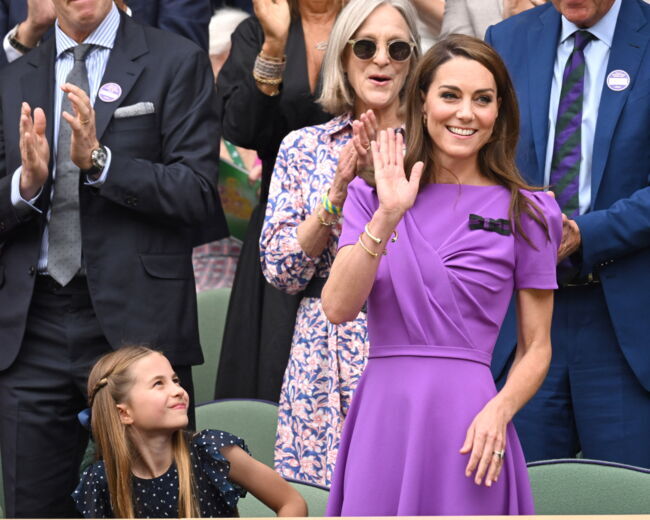 Kate Middleton choisit une robe violette pour son apparition, découvrez ...