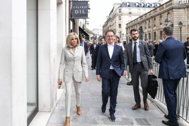 Brigitte Macron très élégante en tailleur-pantalon à rayures et escarpins nude pour inaugurer la ...