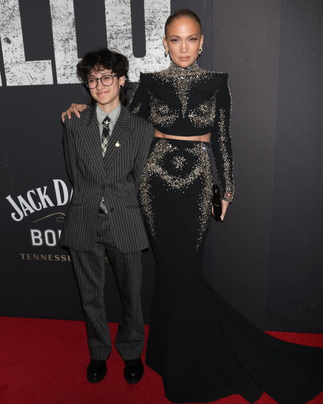 À Broadway, Jennifer Lopez apparait complice sur le tapis rouge avec ...