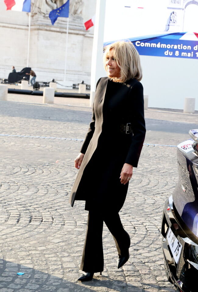 Au summum de l'élégance, Brigitte Macron apparaît dans en look ...