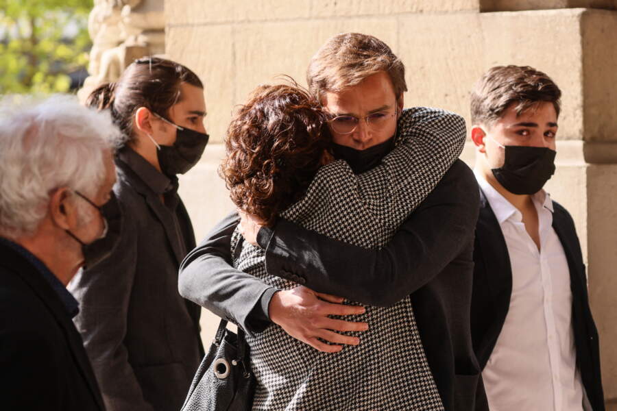 Obsèques d'Yves Rénier : Jean-Luc Reichmann, Mathilde Seigner ...