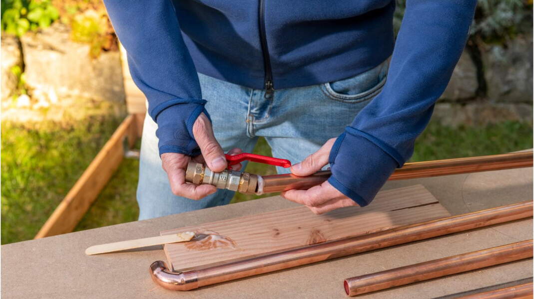 Tutoriel malin pour fabriquer une douche de jardin - Femme Actuelle