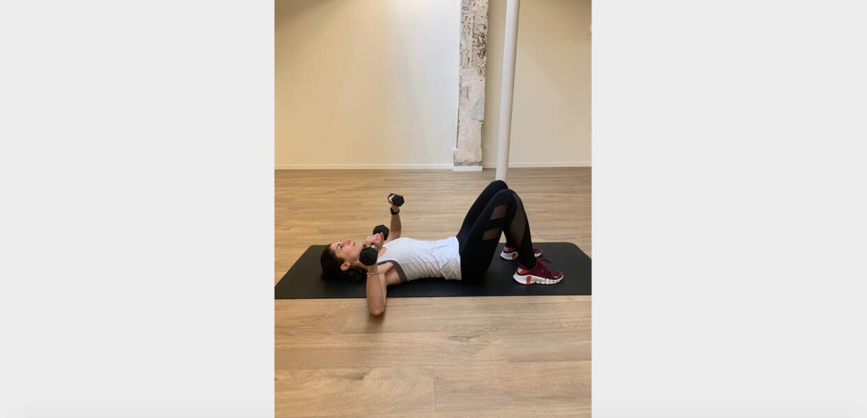 10 exercices pour se muscler le dos à faire avec des haltères - Femme ...