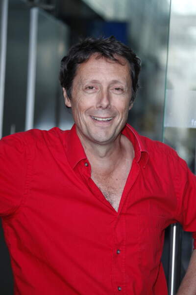 Antoine de Maximy jamais sans sa célèbre chemise rouge : son évolution ...