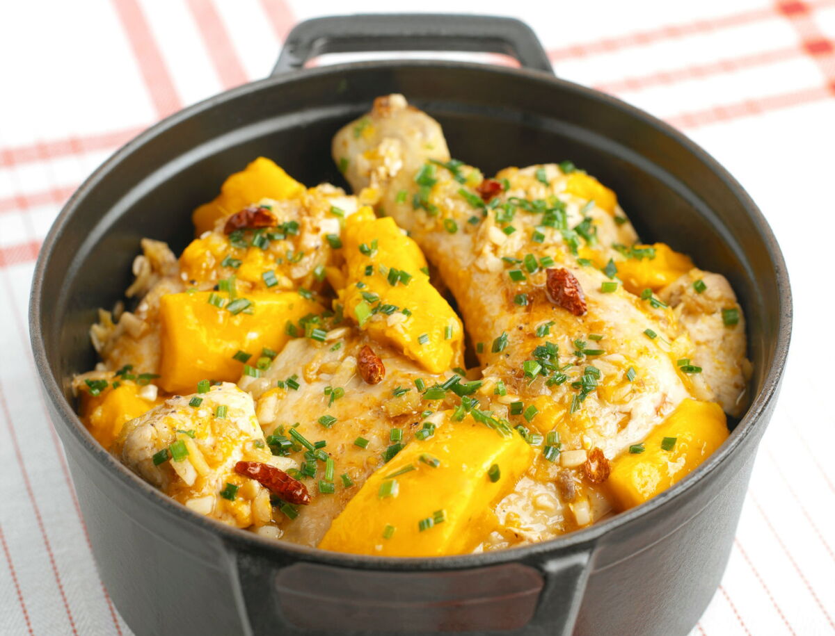 Cuisses de poulet en cocotte : 23 recettes faciles et savoureuses ...